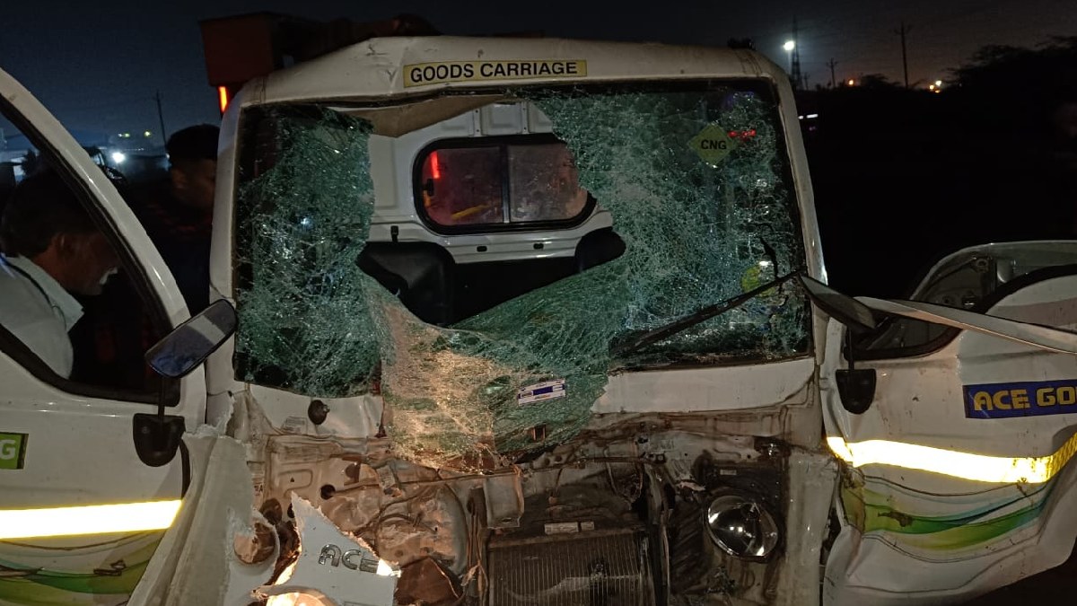 સુરતના ઇચ્છાપોરમાં છોટાહાથી ટેમ્પોને નડ્યો અકસ્માત, ટેમ્પોમાં ફસાયેલા ...