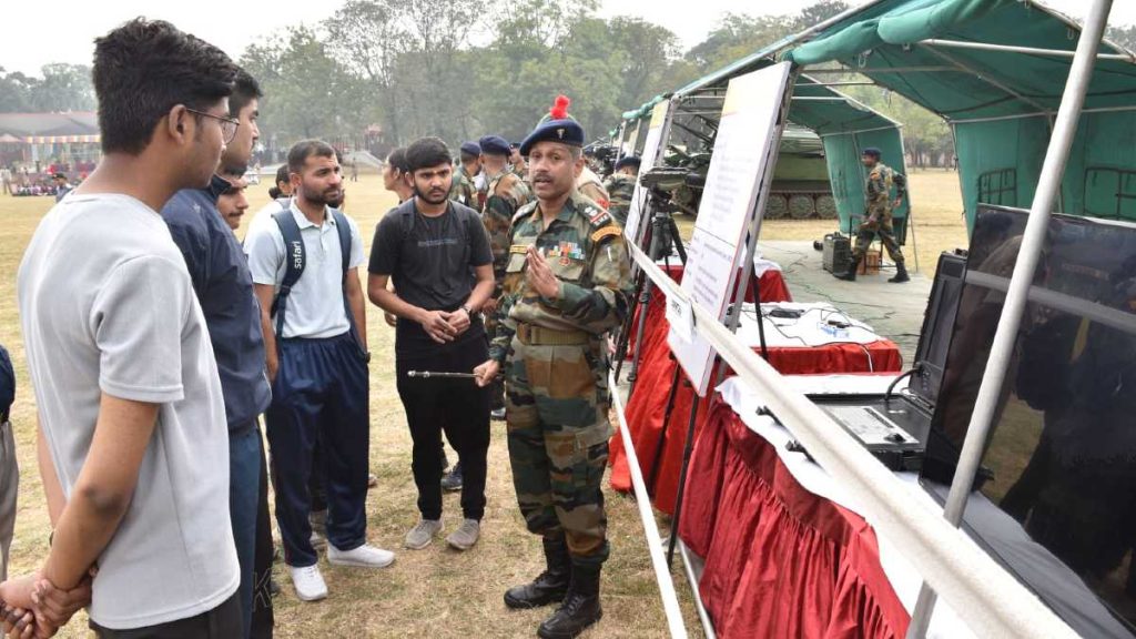 લશ્કર પ્રત્યે વિદ્યાર્થીઓને આકર્ષવા માટે વડોદરામાં ભારતીય સેનાના ...