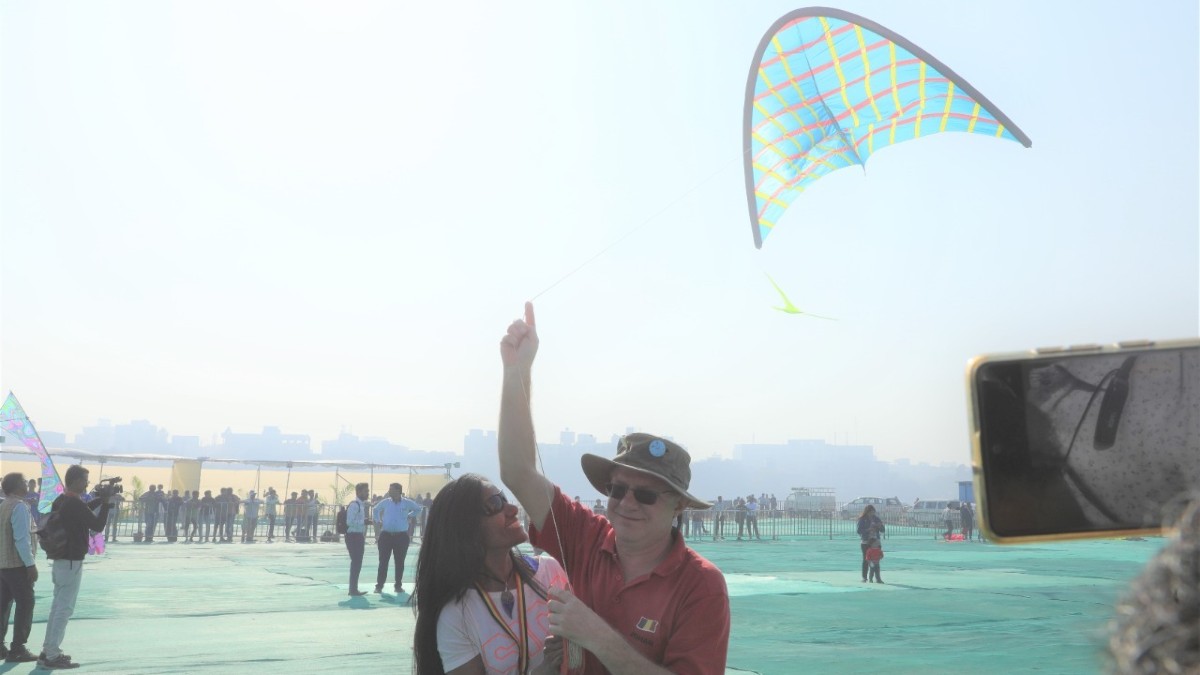 Surat Kite Festival 2023: 'ઈંગ્લિશ બાબુ અને દેશી મેમ'ની પતંગ-દોરી જેવી જોડી! છેલ્લા 11 વર્ષથી ...