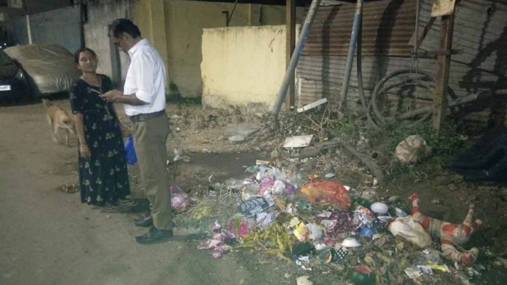 વડોદરામાં જાહેરમાં ગંદકી કરતા રહીશો રંગે હાથ ઝડપાયા, સફાઈ કામદારો ...