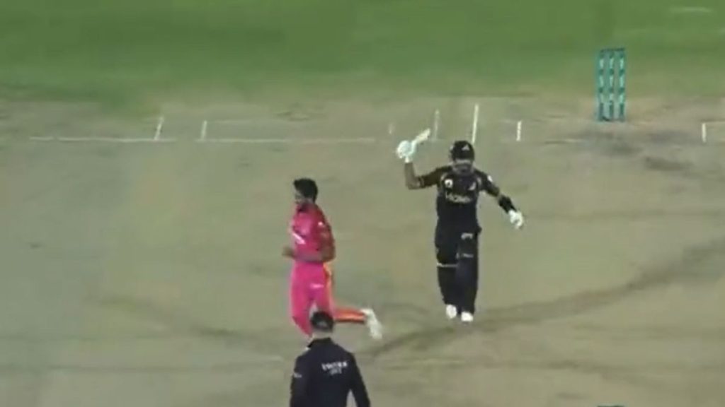 PSL મેચ દરમિયાન બાબર આઝમ બેટ લઈને હસન અલીને મારવા દોડ્યો, જુઓ સમગ્ર ...