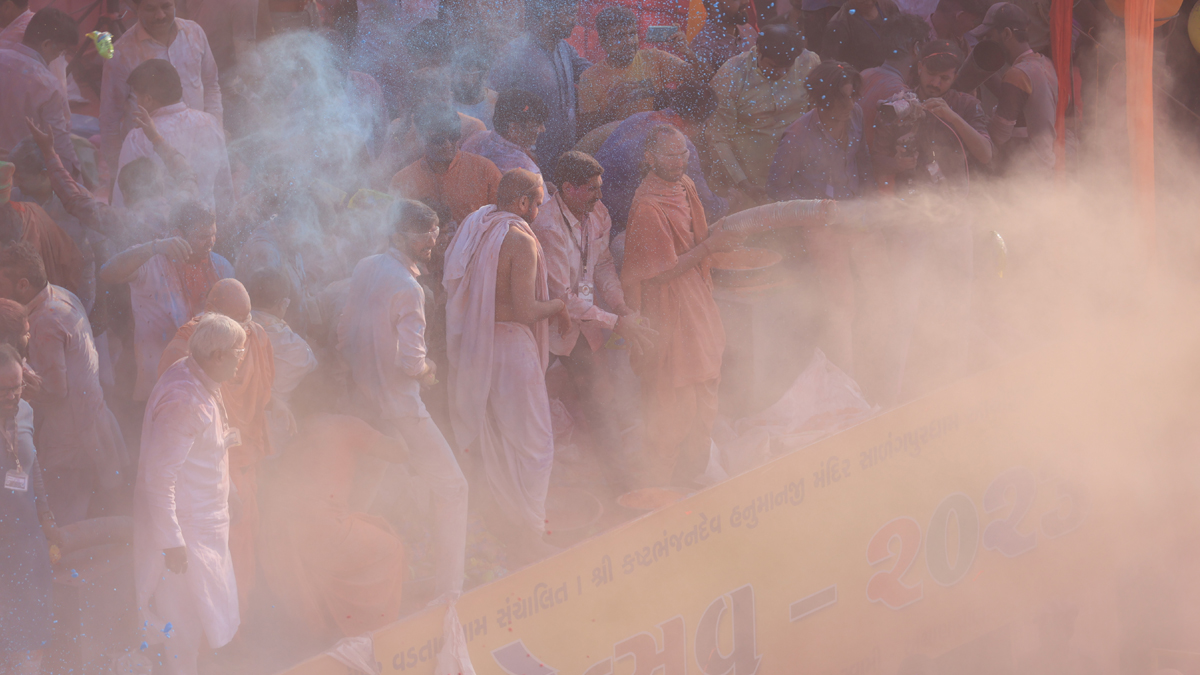 Salangpur Holi Celebration: સાળંગપુરમાં સંતો અને ભક્તો દાદાના રંગે ...