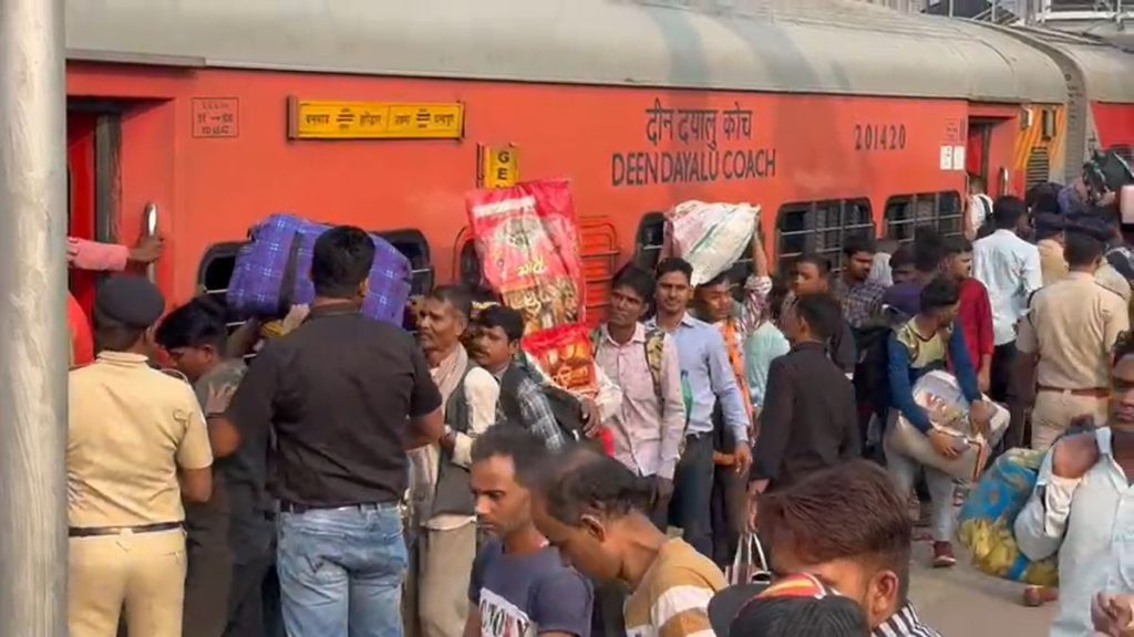 Surat: હોળી ધૂળેટી પર માદરે વતન જવા સ્ટેશન પર લોકોની ભારે ભીડ; મુસાફરોએ ...