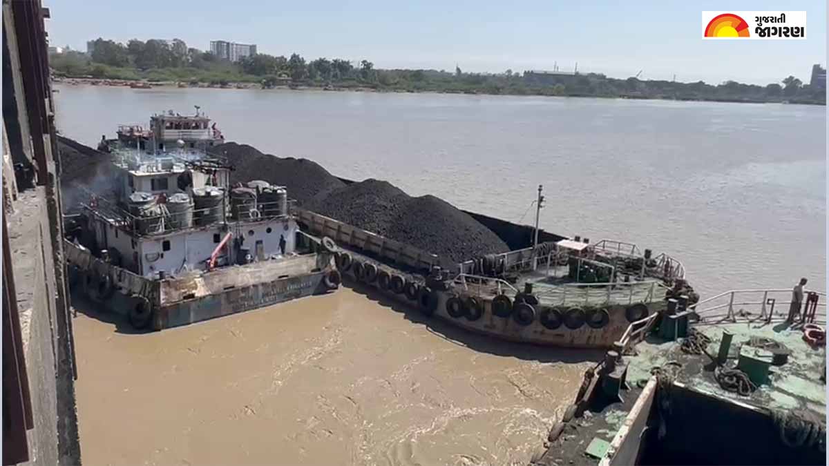 સુરતના ONGC બ્રીજ પાસે કોલસા ભરેલુ બાર્જ તણાઈ આવ્યું, બ્રીજ સાથે ...