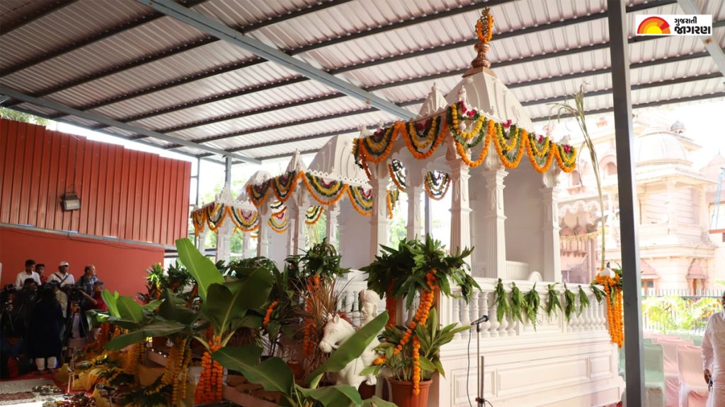અખાત્રીજના દિવસે હર્ષ સંઘવીએ નવનિર્મિત રથનું પૂજન કર્યું, વિશેષ પૂજામાં ...