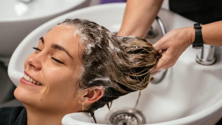 Hair Wash Tips: વાળ ધોતા પહેલા કરો આ કામ, વાળ મજબૂત અને સ્વસ્થ રહેશે ...