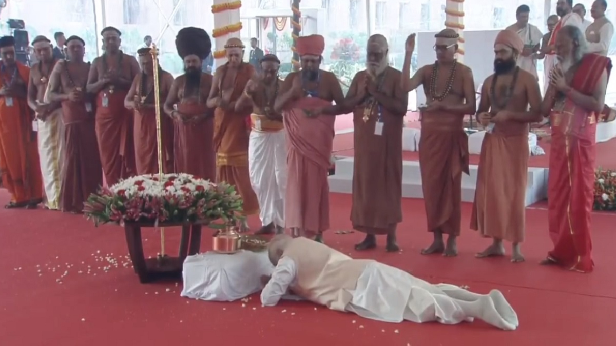 PM Modi Dandvat Pranam: પીએમ મોદીએ પવિત્ર રાજદંડ સેંગોલને દંડવત પ્રણામ ...