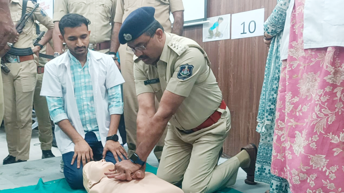વડોદરામાં 3000થી વધુ પોલીસ જવાનોને CPR તાલીમ કાર્યક્રમનો પ્રારંભ કરાવતા ... વડોદરામાં 3000થી વધુ પોલીસ જવાનોને CPR તાલીમ કાર્યક્રમનો પ્રારંભ કરાવતા ...