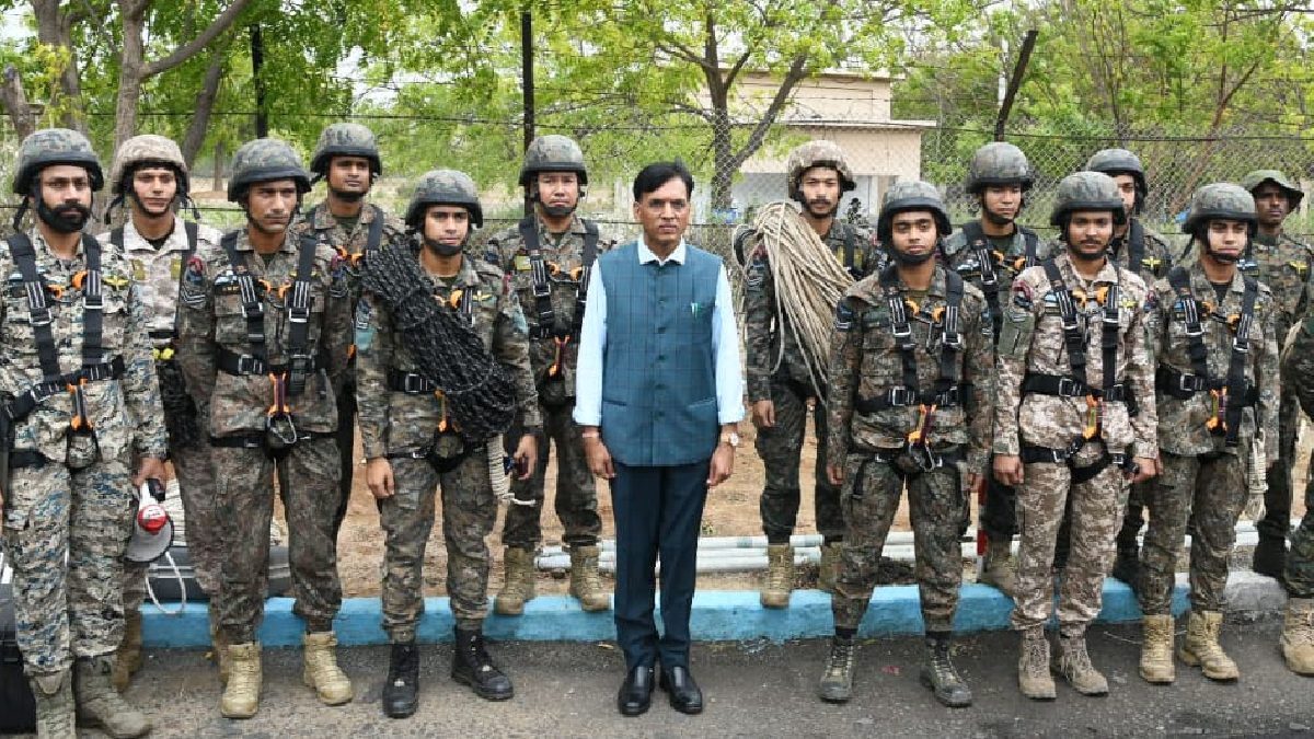 Cyclone Biporjoy: કેન્દ્રીય મંત્રી મનસુખ માંડવીયાએ ભુજ એરફોર્સ સ્ટેશન અને કે. કે. પટેલ સુપર ...