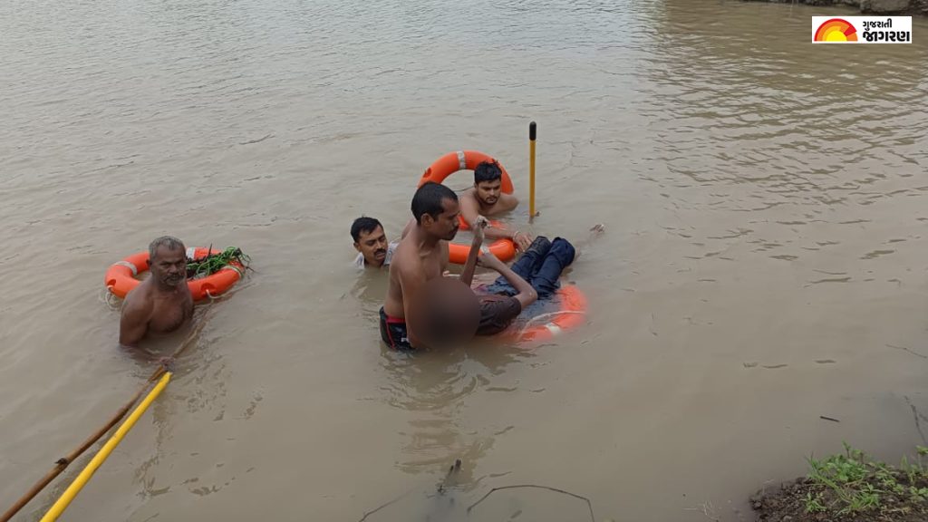 Botad: પાળીયાદના તળાવમાં ડૂબી જતા કિશોરનું મોત, ફાયર વિભાગની ટીમે 4-5 ...