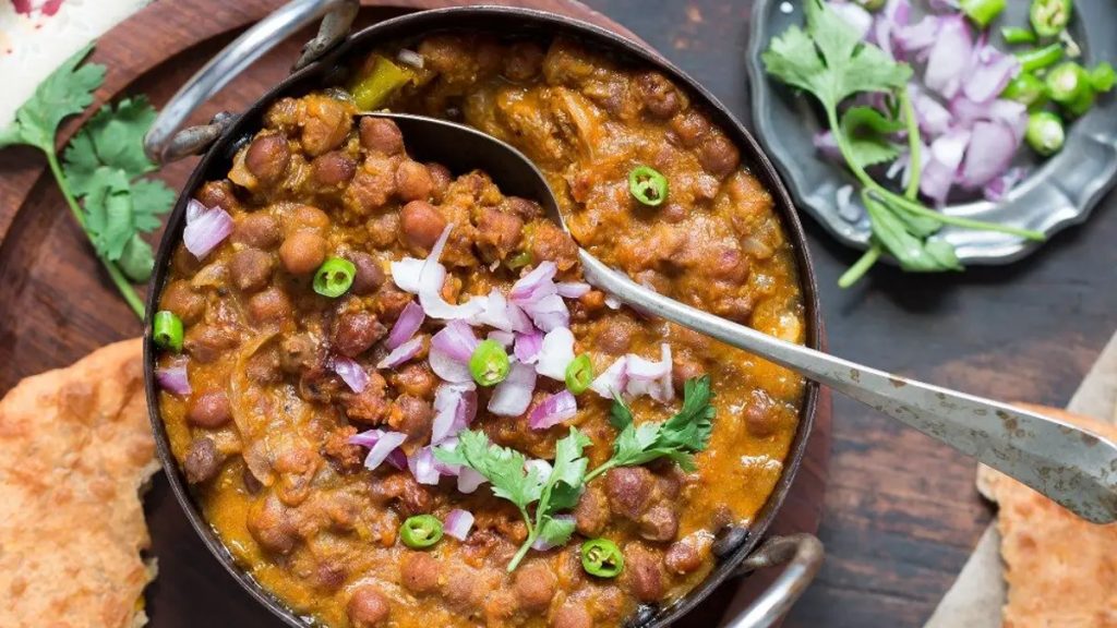 કંઇક અલગ બનાવવા માંગો છો તો ટ્રાઇ કરો 'બનારસી બટાકા ચણાનું શાક', સ્વાદ ...