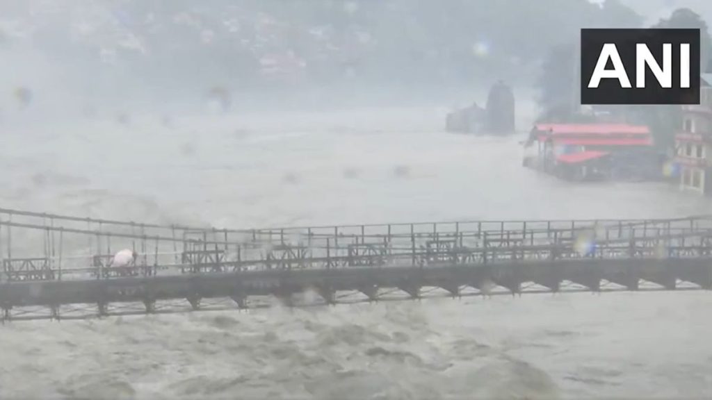 Himachal Heavy Rain: હિમાચલમાં વરસાદે તબાહી સર્જી, પુલ અને મકાનો રમકડાની જેમ વહી ગયા; જુઓ ...