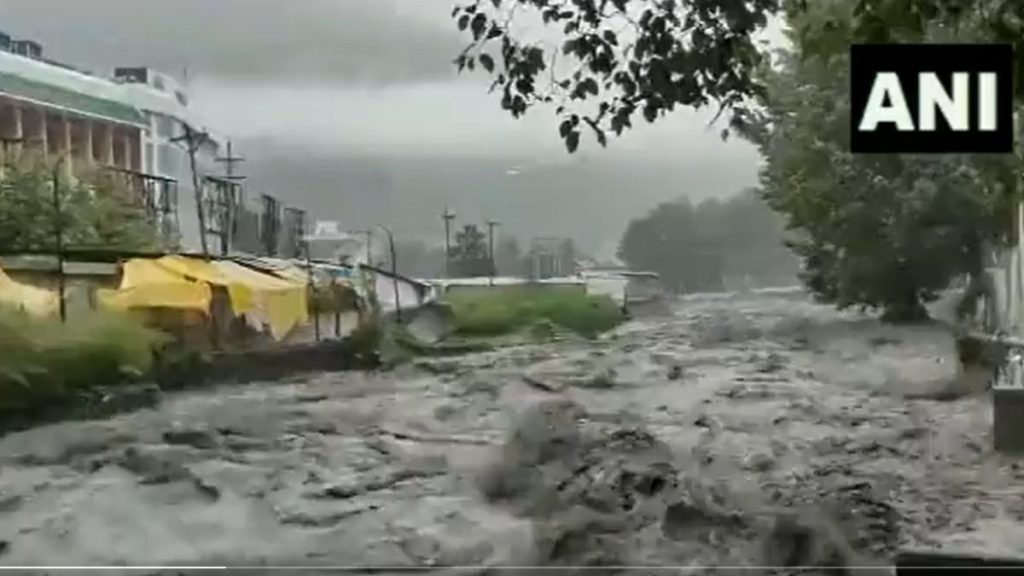 Himachal Heavy Rain: હિમાચલમાં વરસાદે તબાહી સર્જી, પુલ અને મકાનો રમકડાની જેમ વહી ગયા; જુઓ ...
