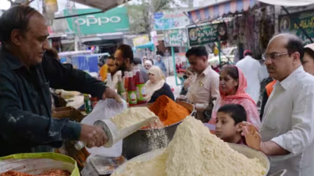 Most Expensive Flour: પાકિસ્તાનમાં મોંઘવારી બની મહામારી, કરાચીમાં લોકો ...