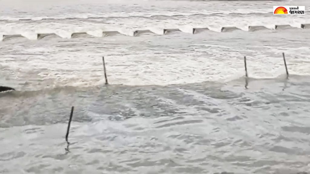 Surat: સુરતમાં ઓવરફલો થયેલા કોઝવેના નયનરમ્ય દ્રશ્યો સામે આવ્યા, વાહન ...