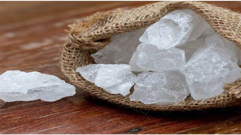 Fitkari Upay: તમારા પર્સમાં ફટકડીનો નાનો ટુકડો રાખો, પછી જુઓ ચમત્કારિક ...