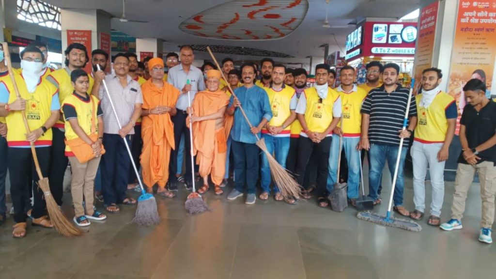 Vadodara: રાજ્ય શિક્ષણમંત્રી પ્રફુલ પાનશેરીયાએ પોર ખાતે બળિયાદેવ મંદિર ...