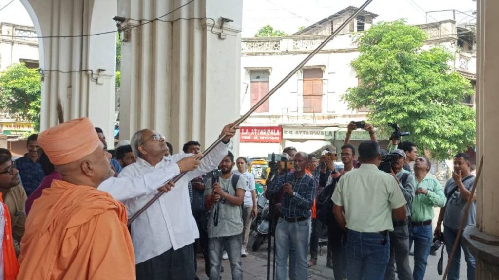 Vadodara: રાજ્ય શિક્ષણમંત્રી પ્રફુલ પાનશેરીયાએ પોર ખાતે બળિયાદેવ મંદિર ...