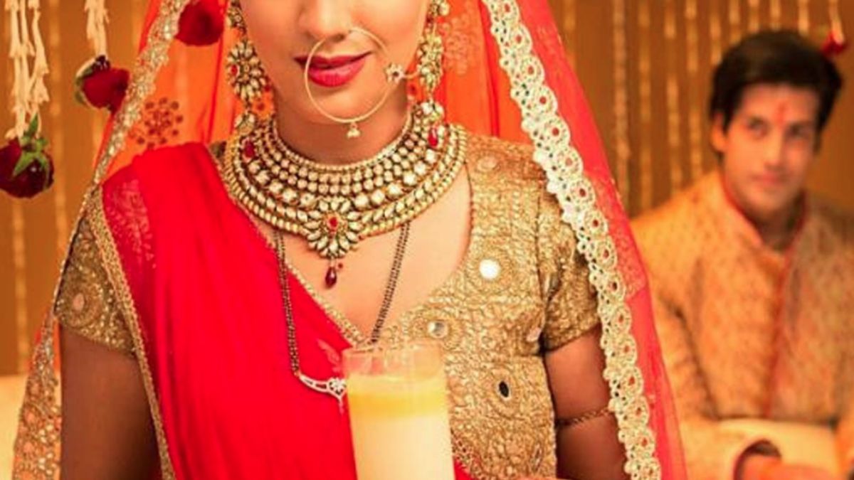 Wedding Rituals: લગ્નની રાત્રે કન્યા વરરાજાને દૂધ કેમ આપે છે? જાણો આ ...