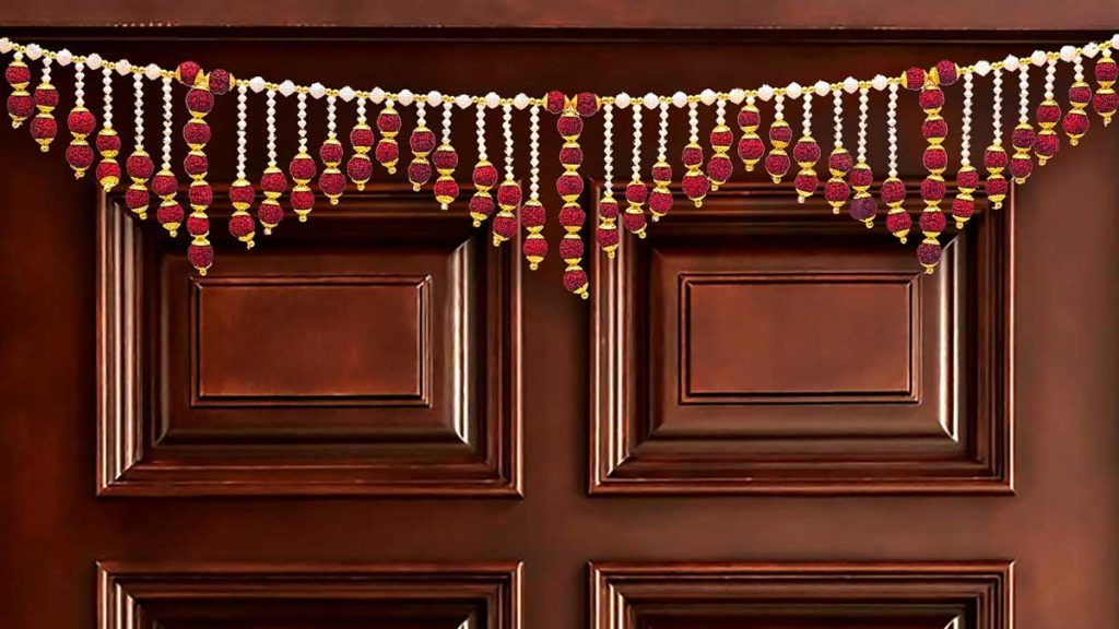 શું ઘરમાં રુદ્રાક્ષનું તોરણ લગાવી શકાય? | Vastu Rules rudraksha toran ...