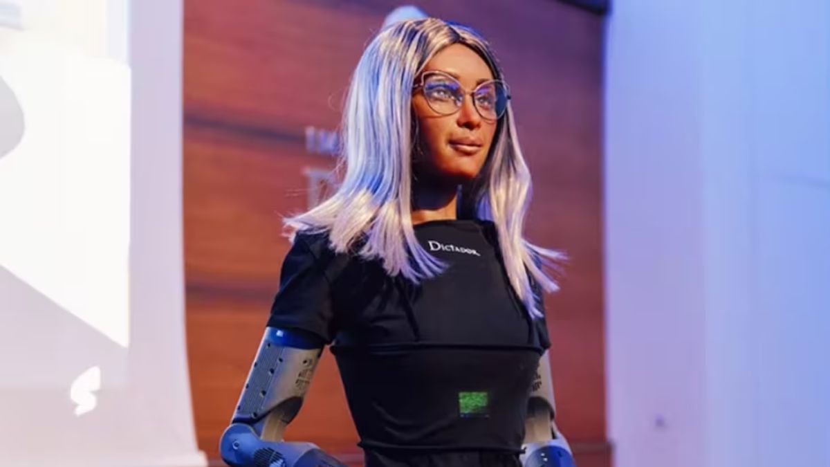 Meet Mika: મળો દુનિયાની પહેલી રોબોટ CEOને, જેની પાસે એલન મસ્ક અને માર્ક ...