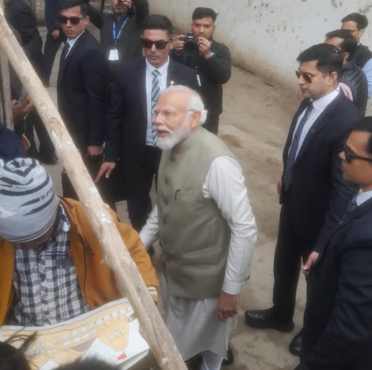 PM Narendra Modi Ayodhya Visit: PM મોદી ઓચિંતા જ જેમના ઘરે પહોંચ્યા અને ...