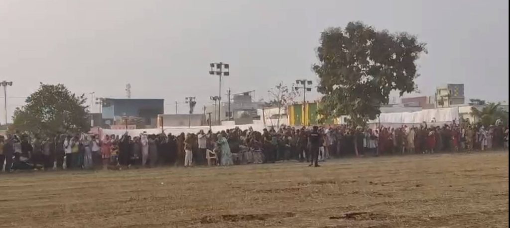 Panchmahal: હાલોલ ટાઉનમાં યોજાયેલા લગ્નમાં વર-વધુ હેલિકોપ્ટરથી લગ્નમંડપ ...