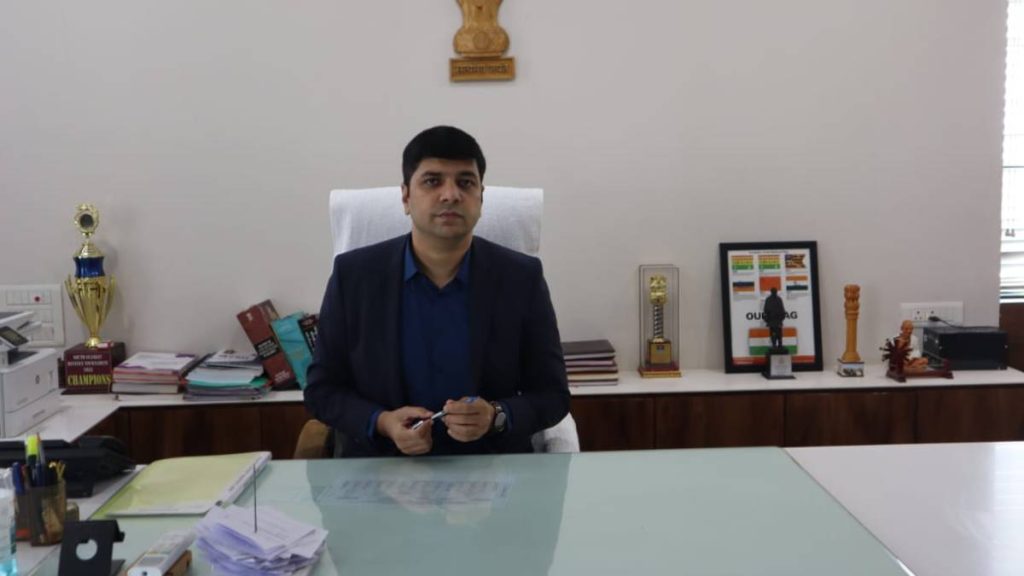 સુરત જિલ્લાના નવનિયુક્ત કલેક્ટર ડૉ. સૌરભ પારધીએ પદભાર સંભાળ્યો | Surat News Newly appointed ...