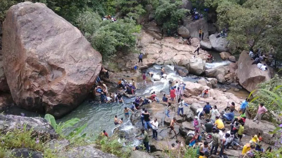 Travel India: ઐતિહાસિક મહત્ત્વ ધરાવે છે ગુજરાતનું દેવગઢ બારિયા, તેની ...