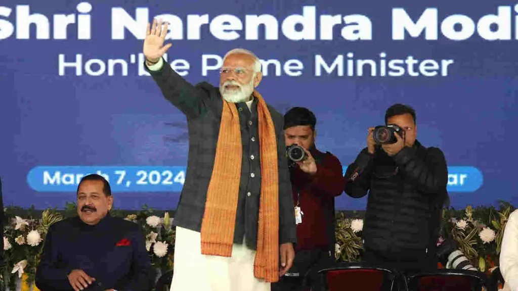 PM Modi J&K Visit: 500 રુપિયા માટે પથ્થરમારો કરનાર કાશ્મીરી યુવકે PM ...