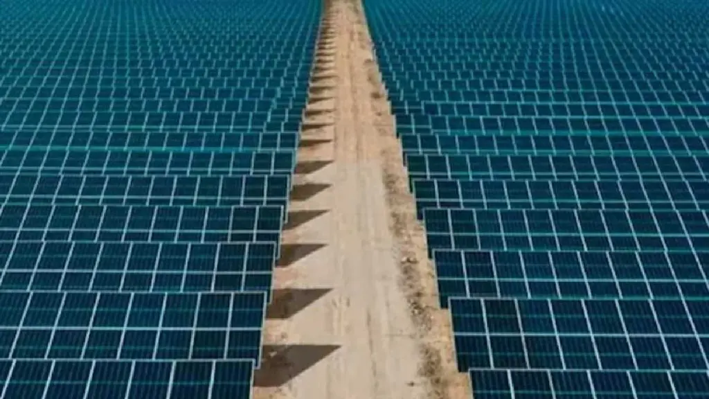 Adani Group: પાકિસ્તાનની બાજુમાં...પેરિસ કરતાં 5 ગણો મોટો, ગુજરાતના ...