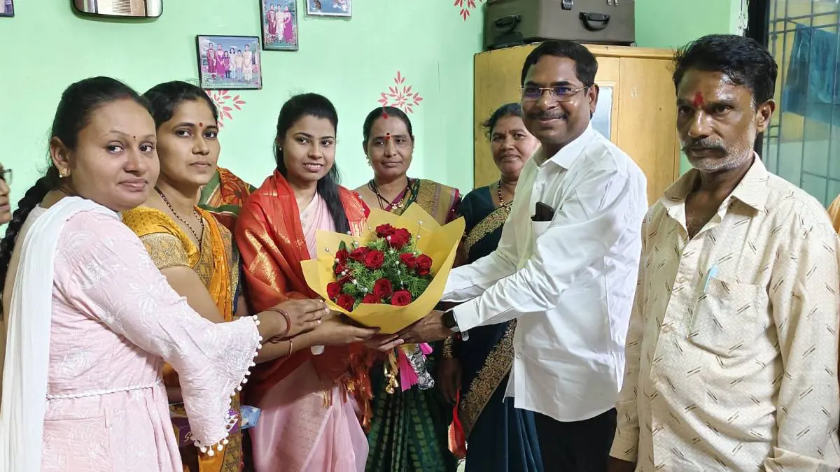 Success Story: અભ્યાસ માટે માતાએ ગીરવે મૂક્યા દાગીના, પિતાએ શાકભાજી ...