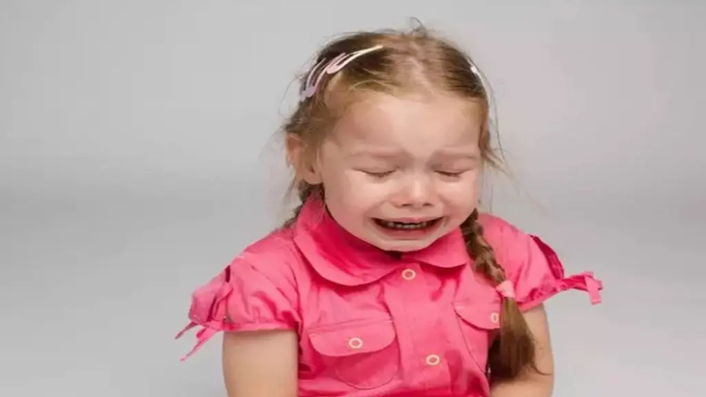 How To Handle The Child: નાની-નાની વાતે રડવા લાગે છે બાળક, અપનાવો આ ...