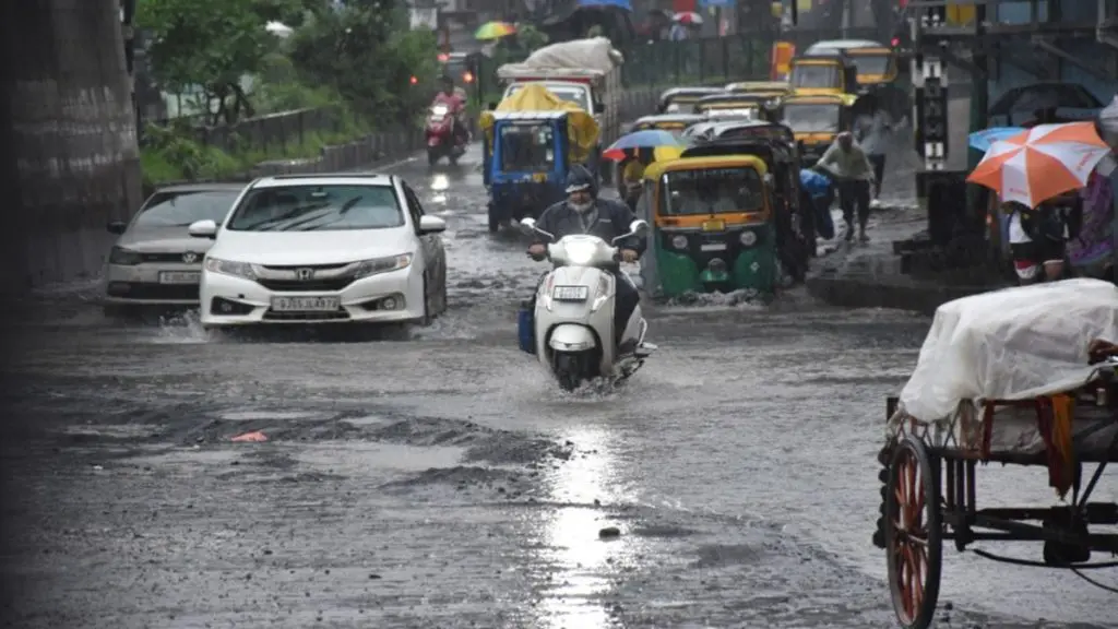 Surat: સુરત જિલ્લામાં અનરાધાર મેઘવર્ષા, જિલ્લામાં પંચાયત હસ્તકના 22 ...