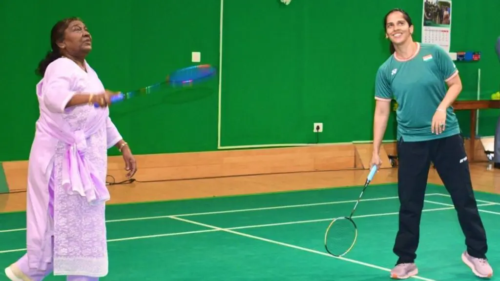 66 વર્ષની ઉંમરે પણ દ્રૌપદી મુર્મુની અદભૂત રમત કુશળતા ખેલાડી સાયના નેહવાલ સાથે બેટમિન્ટન રમતાં ...