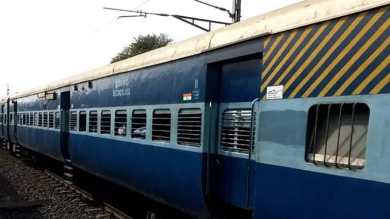 Indian Railway: ટ્રેનના કોચ પર સફેદ-પીળી પટ્ટીઓ કેમ બનાવેલી હોય છે ...