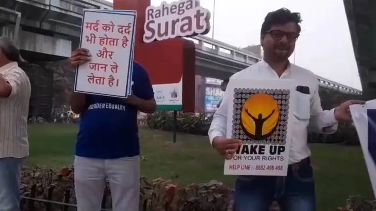 'મર્દ કો ભી દર્દ હોતા હૈ, ઔર જાન લે લેતા હૈ'- ના બેનર સાથે સુરતમાં ...