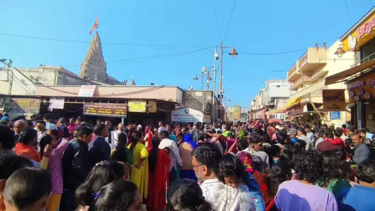 Devbhumi Dwarka: નાતાલના વેકેશનમાં દ્વારકામાં હકડેઠઠ ભીડ, 8 દિવસમાં સાડા 6 લાખ ભક્તોએ જગત મંદિરે ...