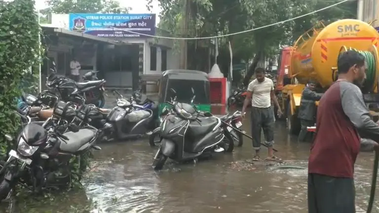 Surat Rain: સુરત જિલ્લામાં વરસાદી માહોલ, ઉત્રાણ પોલીસ મથક બહાર પાણી ભરાયા