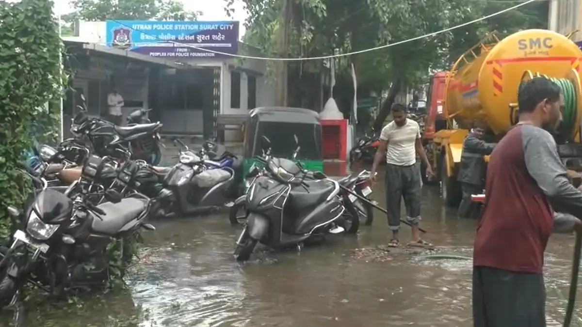 Surat Rain: સુરત જિલ્લામાં વરસાદી માહોલ, ઉત્રાણ પોલીસ મથક બહાર પાણી ભરાયા