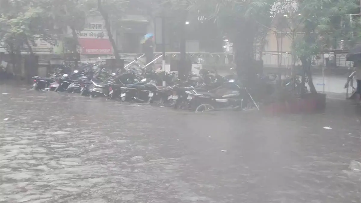 Surat Rain: સવારે 6થી બપોરે 12 વાગ્યા સુધી સુરત જિલ્લામાં સાર્વત્રિક વરસાદ, સુરત સિટીમાં આભ ...