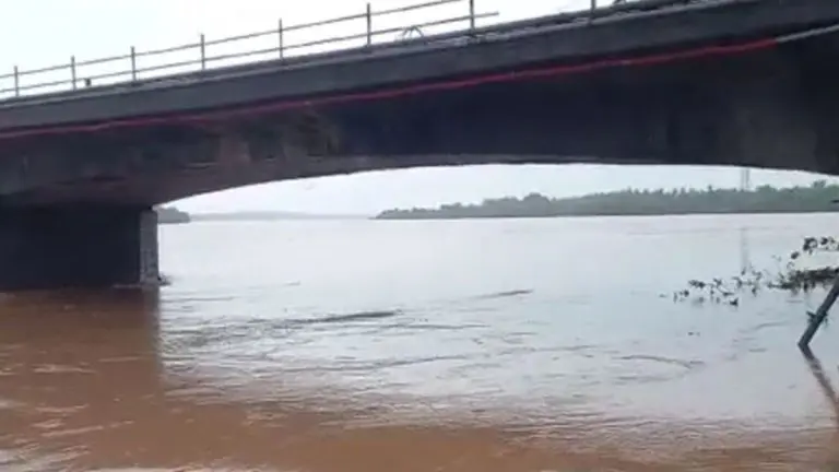 Navsari Rain Alert: નવસારીમાં પૂર્ણા નદીનું જળસ્તર વધ્યું: સ્થળાંતરની ...