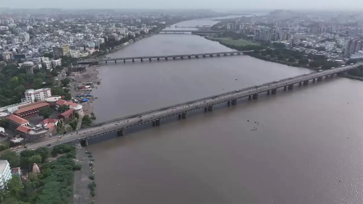 Surat Rain: સવારે 6થી બપોરે 12 વાગ્યા સુધી સુરત જિલ્લામાં સાર્વત્રિક વરસાદ, સુરત સિટીમાં આભ ...