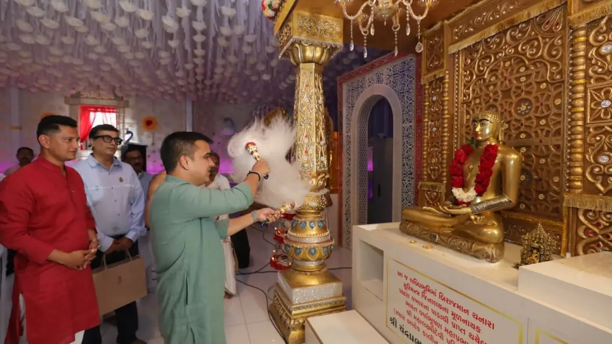 Surat: હર્ષ સંઘવીએ વિવિધ જૈન સંઘોમાં આચાર્ય ભગવંતોના દર્શન કરી આશીર્વાદ ...