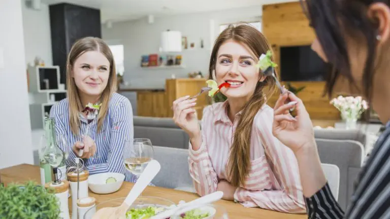 Eating Habits: શું તમે પણ જમતી વખતે વાત કરવાની ભૂલ કરો છો? તો પહેલા ...